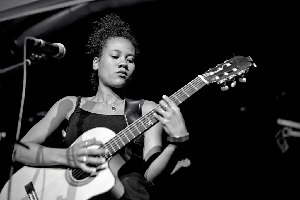 Ami Warning zeigt im Festungshof ihre Vielseitigkeit… – BlankoMusik